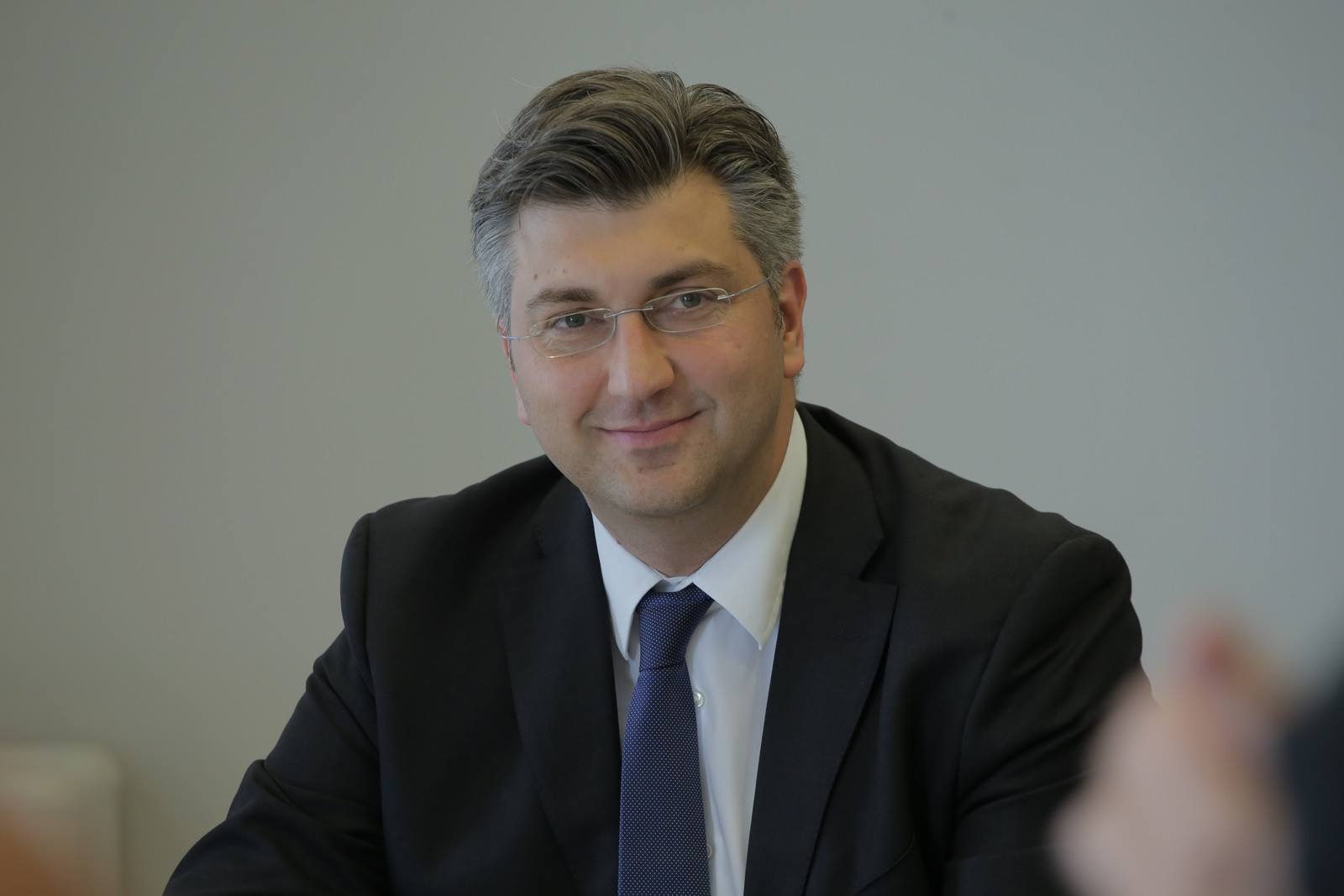 Naš premijer Plenki odlučno je rekao DOSTA! Što više radiš to ti mi ...