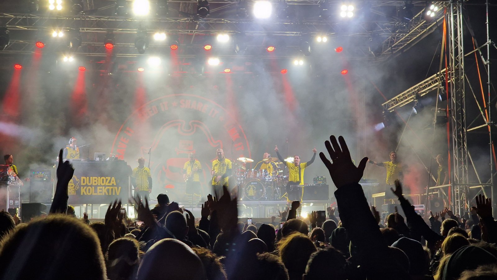 (FOTO/VIDEO) SPEKTAKULARAN DOČEK U ROVINJU Dubioza Kolektiv oduševila ...