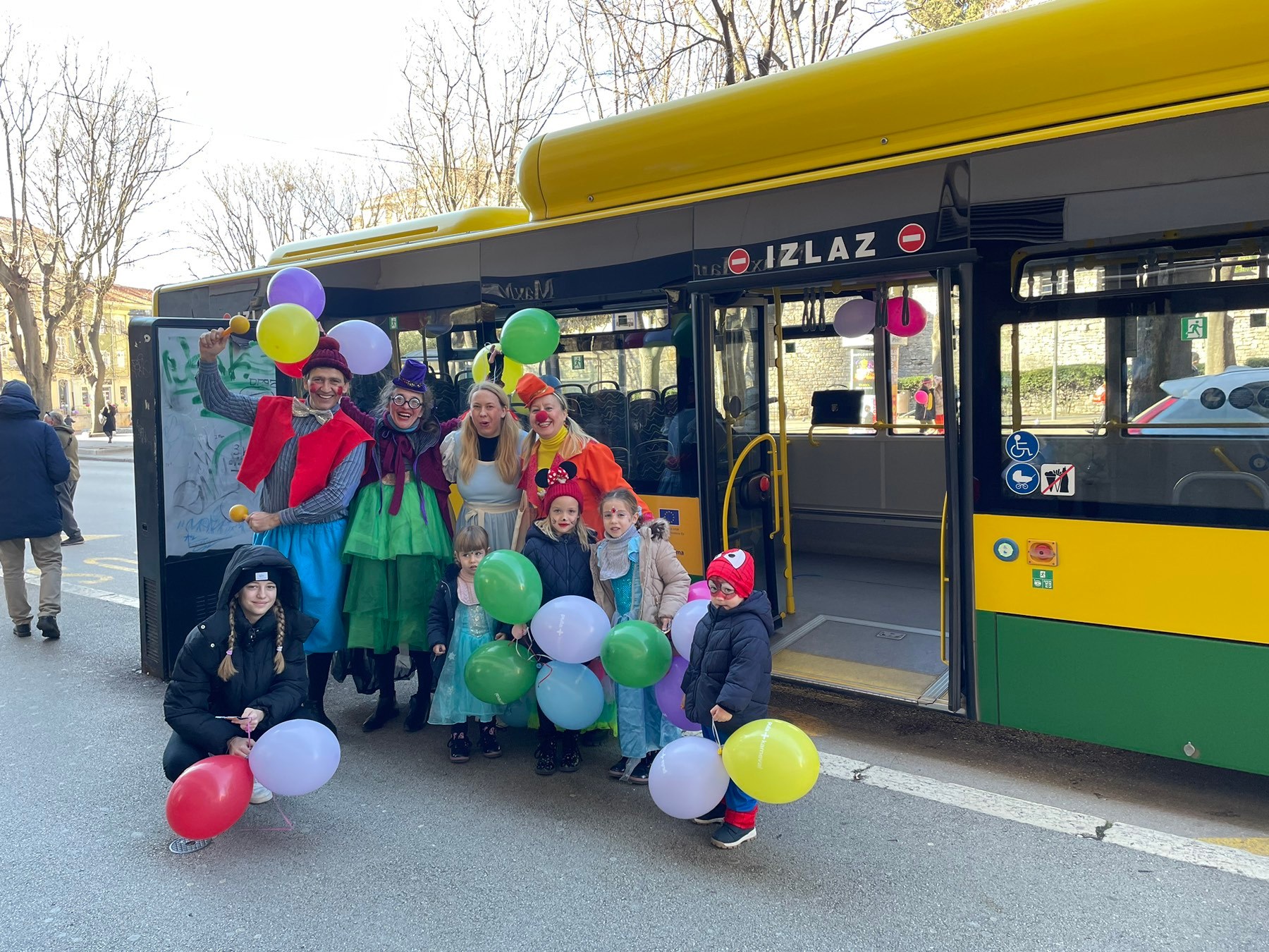 Veseli karnevalski autobus provozao djecu u Puli - IstraIN