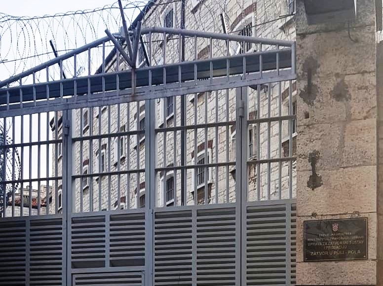 Muškarcu koji je u Labinu prijetio smrću, a potom pokušao pobjeći iz ...